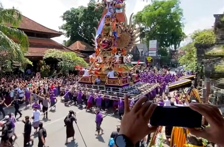Esensi Upacara Ngaben dalam Masyarakat Hindu Bali – Majalah Outsiders