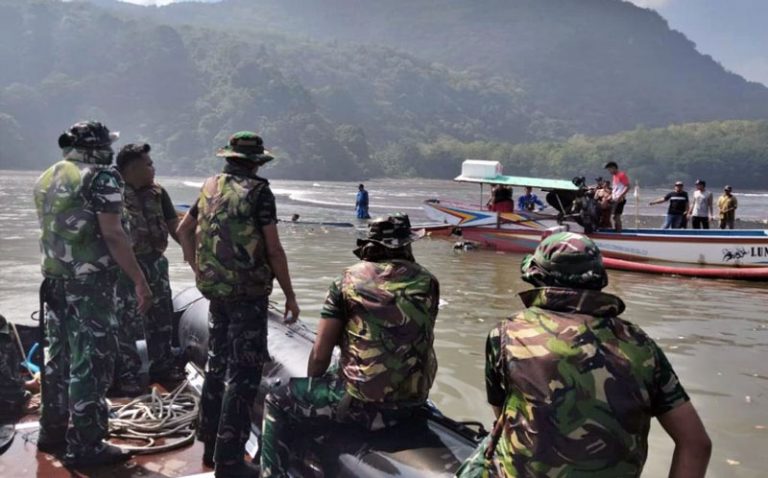 Prajurit Marinir TNI AL Selamatkan Nelayan dari Kecelakaan Laut di ...